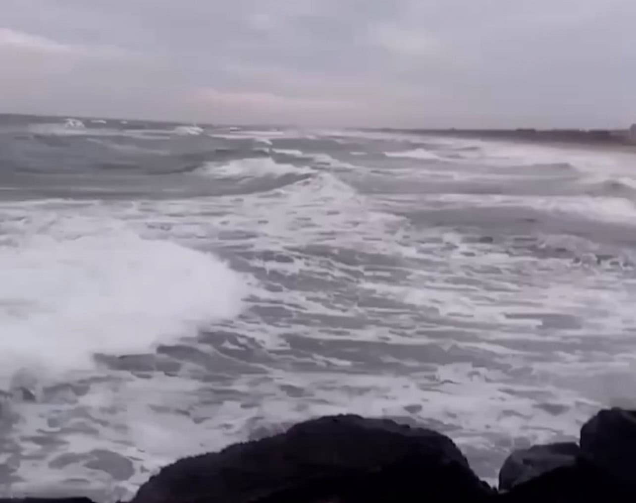 Hérault : les images de la mer démontée au large du bassin de Thau à ...