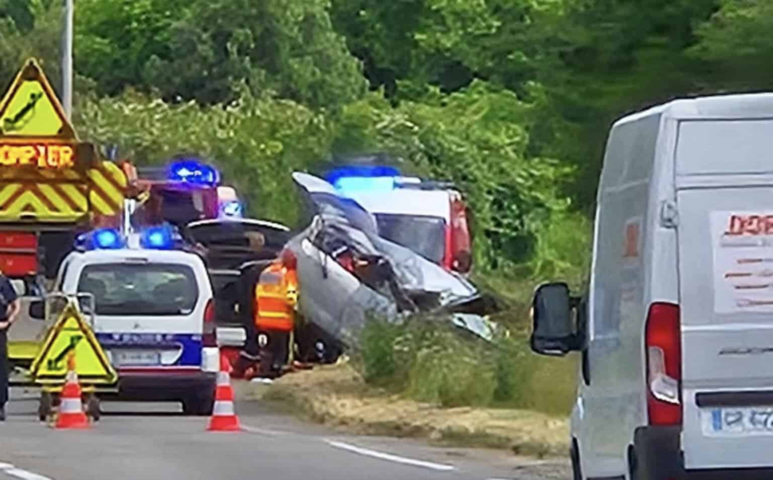 Gard : une voiture s'encastre dans un camion en stationnement
