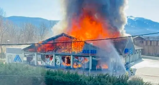 Occitanie : un violent incendie ravage un Aldi dans les Pyrénées-Orientales