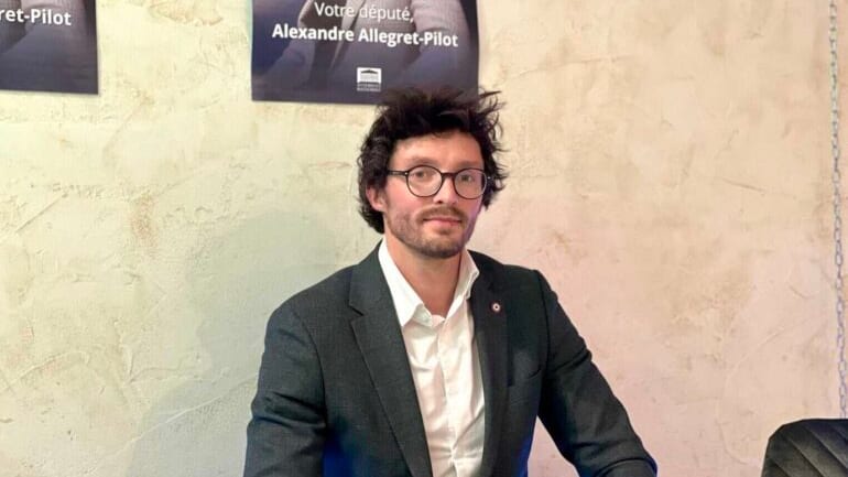 Entretien politique : le député Alexandre Allegret-Pilot (UDR) joue ...