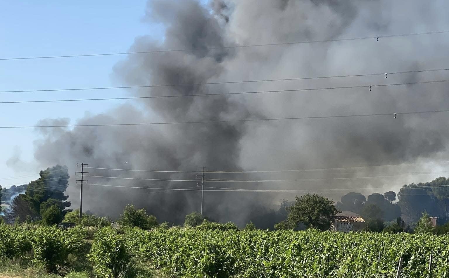 Hérault : important incendie en cours dans le secteur de Pézenas