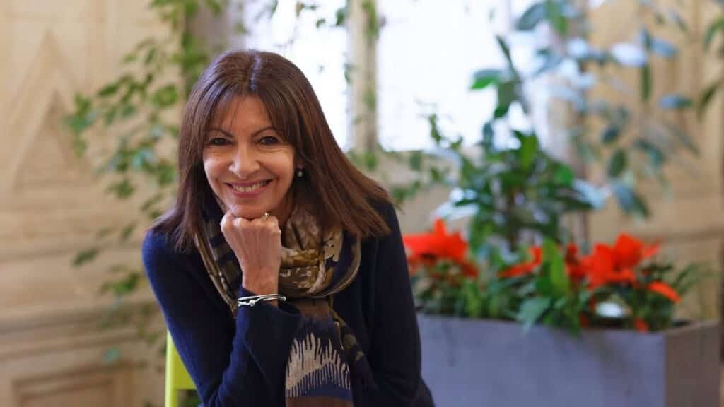 «Je vous mets au défi de vivre avec 4 900 euros par mois», Anne Hidalgo ...