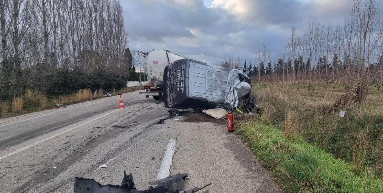 Gard : accident entre un poids lourd et un utilitaire, un blessé grave